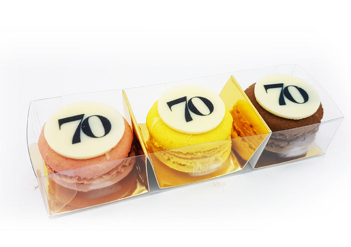 3 macarons with logo in transparent box (from 10 boxes) – Macaronstore.nl